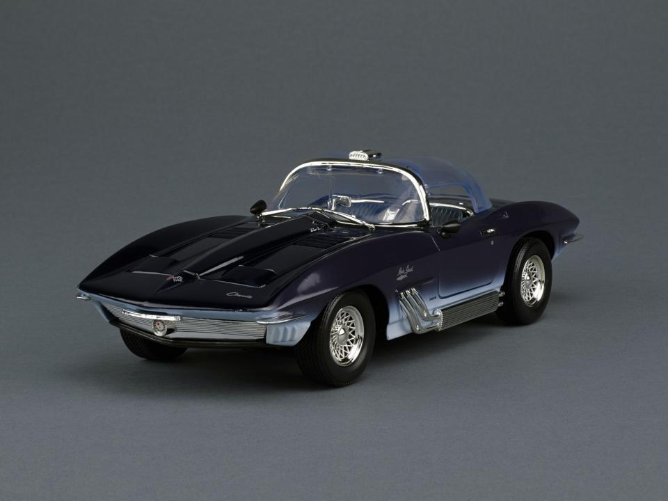 Chevrolet Corvette Mako Shark, 1961 (model car, 1:18 scale ...