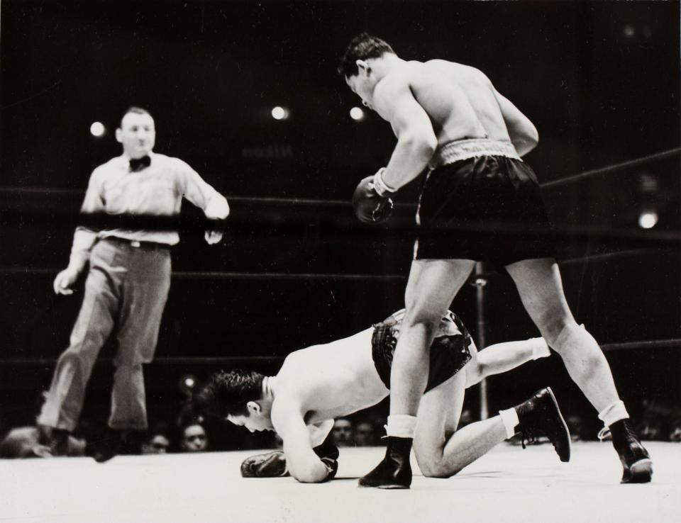Joe Louis and Nathan Mann sparring in ring, Madison Square Garden ...